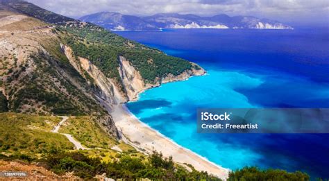 Bahía De Myrtos Una De Las Playas Más Bellas De Grecia Con Mar Turquesa