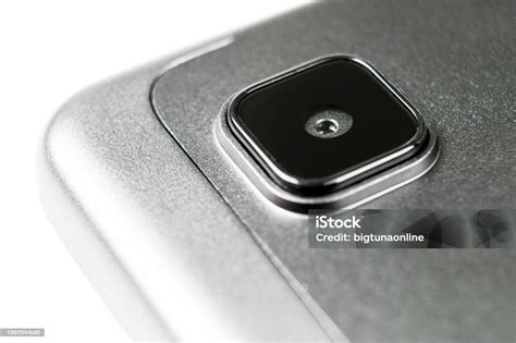 매크로는 뒷면 커버에 현대 휴대 전화 또는 태블릿 카메라의 클로즈업을 촬영합니다 스마트폰 또는 태블릿 카메라 클로즈업 휴대 전화 카메라의 클로즈업 감지기에 대한 스톡 사진