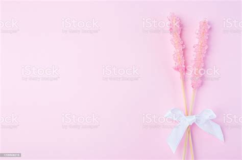 흰색 활 복사 공간 수평 상단보기로 장식 된 분홍색 종이 배경에 두 개의 분홍색 바위 사탕 결정체에 대한 스톡 사진 및 기타