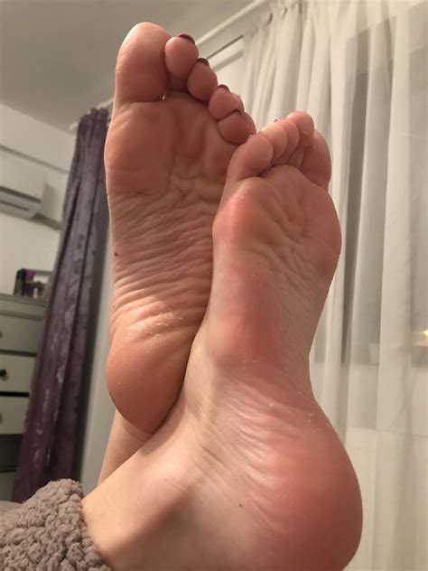 Please Massage My Feet Scrolller