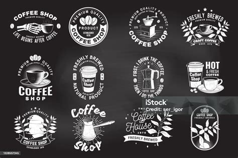 칠판에 있는 Coffe 상점 배지 템플릿 세트입니다 벡터 커피 그라인더와 커피 메이커 실루엣을 갖춘 타이포그래피 디자인 레스토랑 카페 바 포장 메뉴용 템플릿 커피숍에 대한
