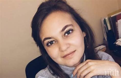 СКАНДАЛ Държавна служителка изгоря заради голи СНИМКИ 18