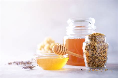 꿀 제품 배경입니다 벌집 프레임 꿀벌 꽃가루 과립 회색 콘크리트 배경에 유리 냄비에 꿀 공간을 복사합니다 가을 수확 개념입니다 가을에 대한 스톡 사진 및 기타 이미지