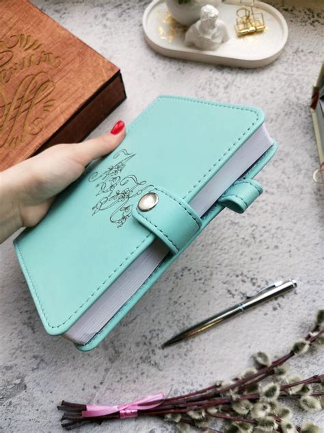 Кожаный мятный ежедневник с цельным блоком модель Элит закрывается на кнопку — Именные кожаные