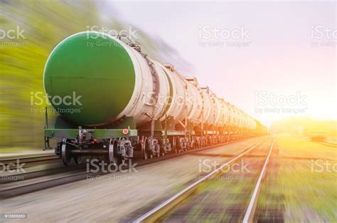 모션에 오일 로드 연료 오일 연료 탱크를 통과 하는 화물 열차 철도에 대한 스톡 사진 및 기타 이미지 철도 화물 운송 0명 Istock