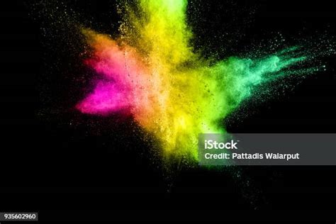컬러 파우더 폭발 구름 검은 배경에 고립입니다 색상 먼지 입자 스플래시의 움직임을 동결 검은색에 대한 스톡 사진 및 기타 이미지 검은색 계시록 구 Istock