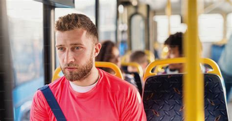 도시 버스에 앉아 진지한 얼굴을 가진 젊은 금발의 스포티 한 남자 사진 Unsplash의 앉아 이미지