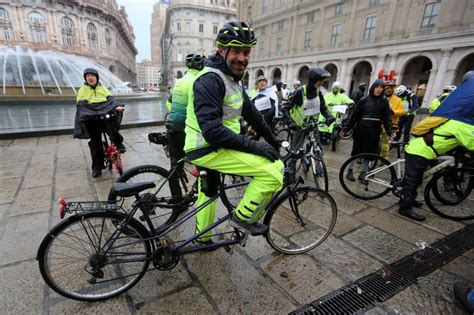tutti i partecipanti alla ciclabile umana di genova la repubblica