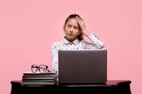 젊은 아름 다운 소녀 와 폐쇄 눈 피곤 하 고 숙제를 하 고 에 이 노트북 컴퓨터 노트북 사용하기에 대한 스톡 사진 및 기타 이미지 노트북 사용하기 학생 14 15