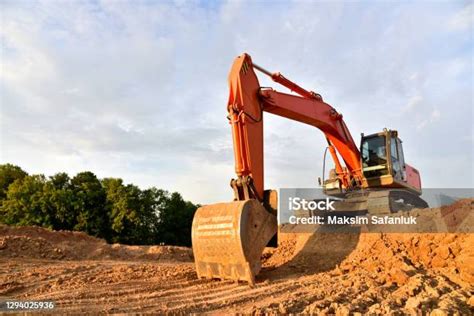 굴삭기는 오픈 피트에서 모래를 파고 광산 채석장에서 작업하는 중장비 고고학에 대한 스톡 사진 및 기타 이미지 고고학 파기 토공 Istock