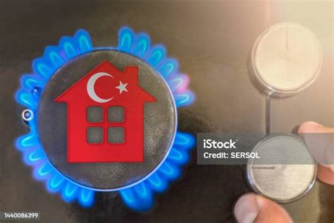 터키의 난방 시즌 또는 가스 사용 개념 집의 모델은 검은 배경에 가스 보일러의 불꽃 근처에 서 있습니다 터키에서 천연 가스를 사용하는 비용 가격에 대한 스톡 사진 및 기타