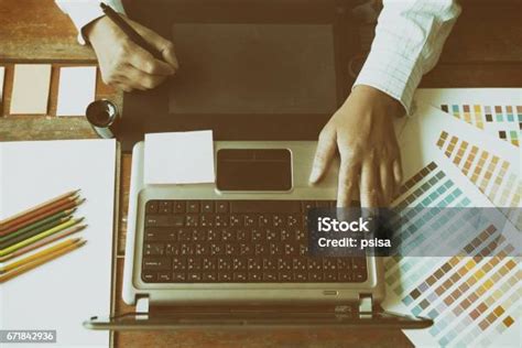 디지털 태블릿 컴퓨터 남자 색상 견본 카탈로그 샘플 선택창의력 편집기 아이디어 디자이너 개념에 대 한 작업을 사용 하 여 프리랜서 그래픽 디자이너 Cmyk에 대한 스톡 사진