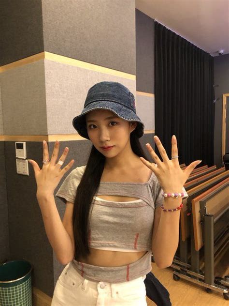 Pin On Purple Kiss Girl Purple Fashion