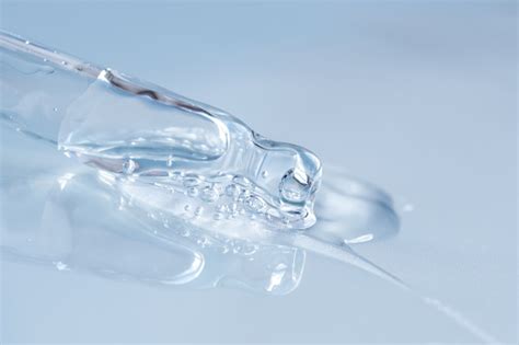 모노크롬 블루 배경에 유체 히알루론산이 있는 파이펫 화장품 및 헬스케어 컨셉 클로즈업 안약에 대한 스톡 사진 및 기타 이미지 안약 피부 관리 건강관리와 의술 Istock