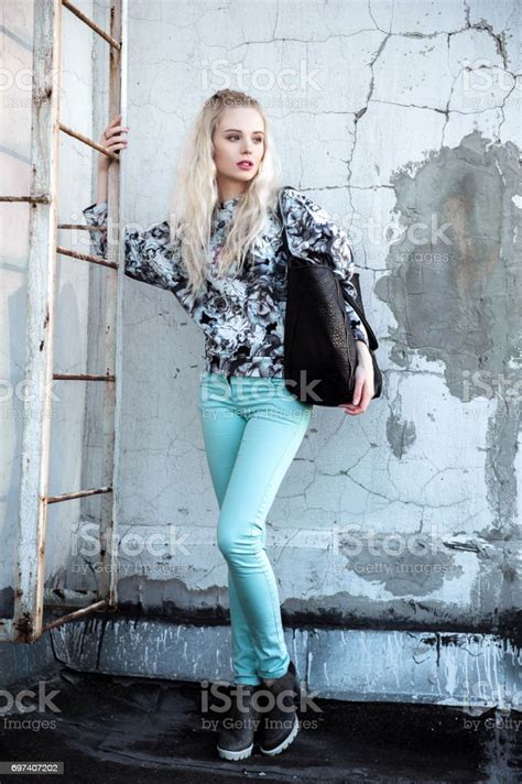 아름 다운 행복 금발의 유럽 숙 녀 거리에 포즈의 야외 초상화 세련 된 옷을 입고 모델 여성 패션입니다 도시 생활양식입니다 공간에 복사 합니다 개인 장식품에 대한 스톡 사진