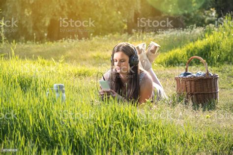 헤드폰 및 스마트폰 잔디에 누워 야외에서 좋아하는 음악을 듣고 젊은 여자 여자에 대한 스톡 사진 및 기타 이미지 여자 큰 체격 풀 벼과 Istock