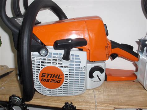 Silná STIHL 250 a kompaktní benzinová pila o výkonu 2,3kW ms 250+ŘETĚZ ...