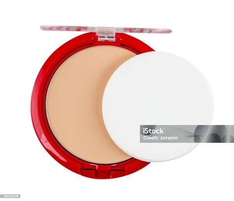 흰색 배경에 고립 된 둥근 빨간 용기에 스폰지 컴팩트 파우더 컴팩트 컷아웃에 대한 스톡 사진 및 기타 이미지 컷아웃 컨실러 파우더 콤팩트 Istock
