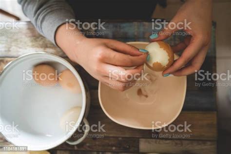 여성의 손에 높은 각도 보기 여자 여자 집에 계란 가정 국내 농장 천연 유기농 식품 갈색에 대한 스톡 사진 및 기타 이미지 갈색 건강한 식생활 계란 노른자 Istock