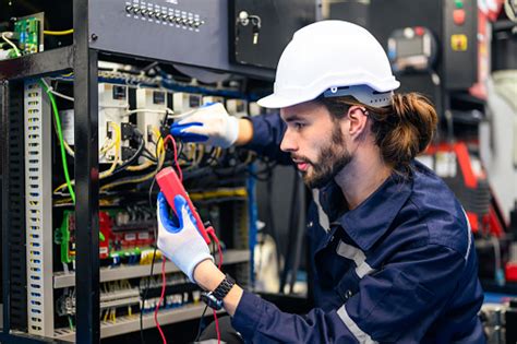 자동 로봇 기계를 점검하는 로봇 컨트롤러를 들고 있는 기술자 엔지니어 수리에 대한 스톡 사진 및 기타 이미지 수리 Cnc 장치 Stem 주제 Istock