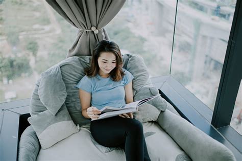 그녀의 집 독서 책의 모퉁이에서 여가 시간을 보내는 아시아 의 중국 아름다운 여자 30 34세에 대한 스톡 사진 및 기타 이미지 30 34세 가정 생활 가정의 방