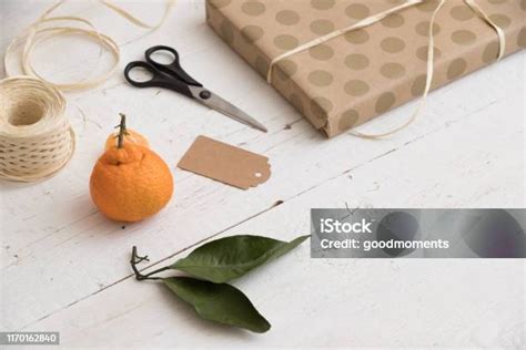 공예 점선 종이 카드 가위 리본 귤 과 흰색 나무 배경에 태그에 싸여 선물의 닫습니다 연말연시 시즌 0명에 대한 스톡 사진 및 기타 이미지 Istock