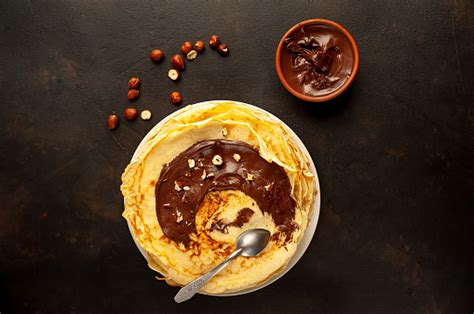 콘크리트의 배경에 흰색 접시에 초콜릿 페이스트와 헤이즐넛 팬케이크 슬레이트 0명에 대한 스톡 사진 및 기타 이미지 0명