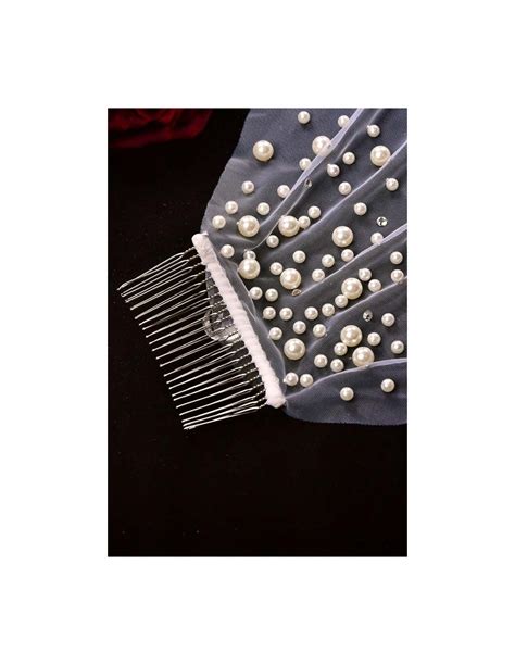 Voal De Mireasa Lung Pana La Degete Rotund Presarat Cu Margelute Albe Si Cristale