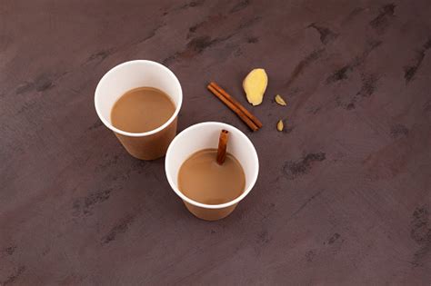 모닝 뭄바이 차이 또는 커팅 차이의 종이 안경 생강과 향신료를 곁들인 우유와 차 잎 인도와 네팔에서 인기있는 따뜻한 음료 0명에