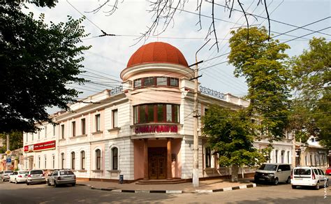 2-х этажный дом розового цвета с куполом на ул. Толстого в Симферополе