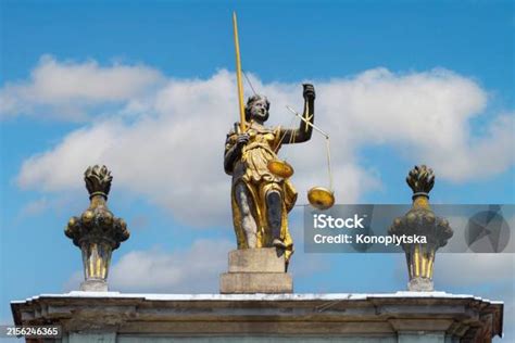 고대 그리스 정의의 여신 테미스의 동상 그단스크의 중세 집 지붕에 0명에 대한 스톡 사진 및 기타 이미지 0명 Tri City Poland 거리 Istock