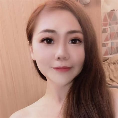 在7 11外面，有個騎機車的女生一直對我揮手 然後他請我幫他買四號電池 我還是幫他買的他也有拿錢給我 但是，到底為什麼他不停機車自己下去買