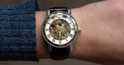 Dos Hombres Roban Un Reloj De 42 000 Euros Y Un Repartidor De Comida Los Delata Habían Huido En