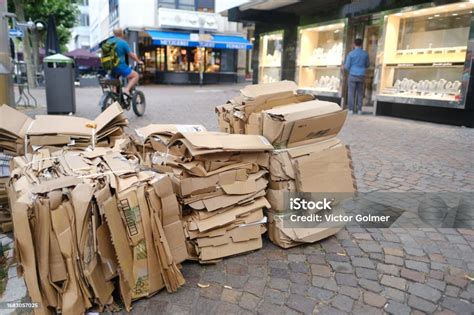 처리를 위한 폐지 수집 거리에 있는 판지 포장 상자 재활용을 위한 사용한 종이 시트 펄프 재활용 지속 가능한 포장 및 폐기물 감소 상자에 대한 스톡 사진 및 기타 이미지