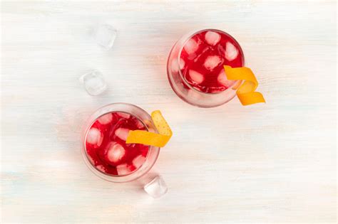 글 리 파리와 오렌지 트위스트 다루어와 함께 강렬한 레드 칵테일 얼음 조각 텍스트에 대 한 장소 상단에서 촬영 0명에 대한 스톡