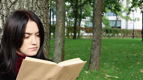Portrait D Une Belle Jeune Femme Assise Sous Un Arbre Et Lisant Son Livre Pr F R Dans Un Parc