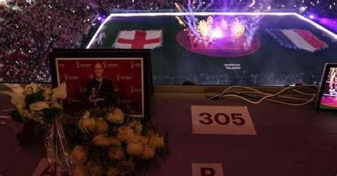 취재 중 급사한 미국 기자의 취재석에 조화 비치하며 ‘추모