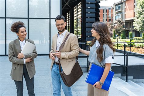 세 명의 다양한 사업가가 일하고 사무실 건물 밖에서 집중하고 사려 깊게 이야기하는 남성과 여성 계획과 작업 프로젝트에 대해 논의합니다 사업가와 사업가 팀워크 3 명에 대한