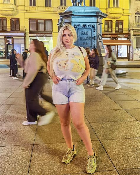 Nina Phoenix 👑 On Twitter A Woman Without Curves Is Like Jeans