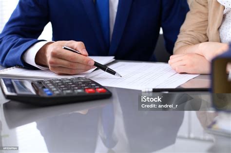 회계 또는 재무 관리자와 비서 보고 계산 또는 검사 균형 내부 수익 서비스 관리자 금융 문서를 확인입니다 감사 개념입니다 개념에