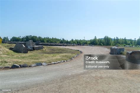 차 세계 대전 동안 나치 독일에 의해 건설 및 운영 그로스 로젠 집단 수용소의 돌 구덩이에 도로 0명에 대한 스톡 사진 및 기타