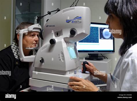 Optische Kohärenz Tomographie Augenuntersuchung mit einem Topcon OCT
