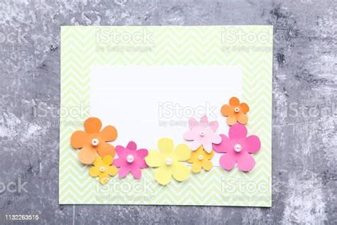 회색 나무로 되는 테이블에 종이 꽃을 가진 수 제 인사말 카드 0명에 대한 스톡 사진 및 기타 이미지 0명 개념 개념과