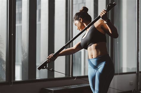 건강과 신체 근육을 위해 체육관의 멀티 스테이션에서 운동하는 여성 체육관에서의 피트니스 운동 가냘픈에 대한 스톡 사진 및 기타