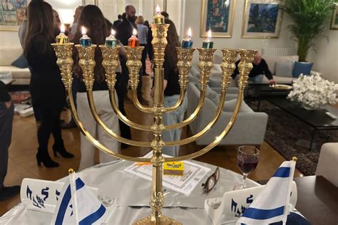 בתפילה להשבת החטופים שגריר ישראל בפריז אירח הדלקת נרות חנוכה בביתו אתר החדשות דבר
