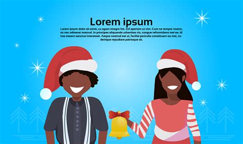 아프리카계 미국인 커플 빨간 모자 벨 해피 뉴 메리 크리스마스 개념 평면 남자 여자 블루 배경 초상화 복사 공간을 수평 유지