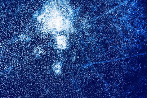 얼어붙은 거품과 어두운 파란색 배경에 균열이있는 얼음 질감 아름다운 추상 장식 배경 랩 선물 직물 직물 가구용 세련된 추상디자인 겨울 무늬 0명에 대한 스톡 사진 및 기타