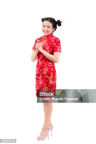 아시아 여자 중국 입고 축 하의 제스처와 치파오 드레스 손을 함께 인사말 또는 그분에 가져오고 중국 신년 축제 신년 축 하를 고립에 미소 고대의에 대한 스톡 사진 및 기타
