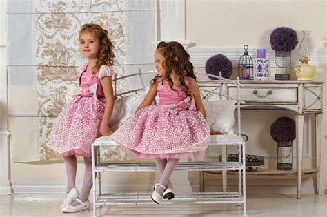 Яркая и красивая одежда для девочек - какая она?