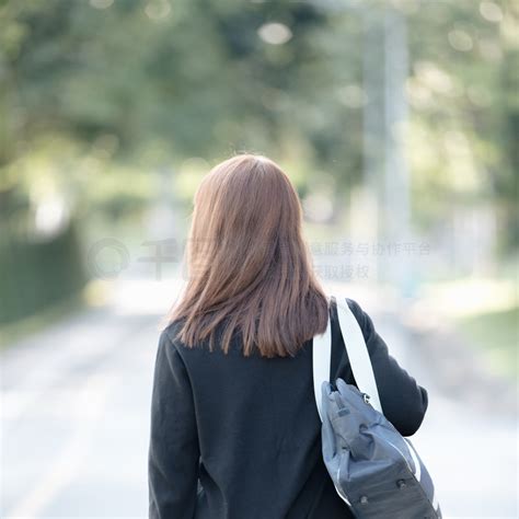 电影高清图片 亚洲日本女学生服装在公园户外电影复古风格中行走的肖像 风景名胜免费下载 jpg格式 像素 编号 千图网